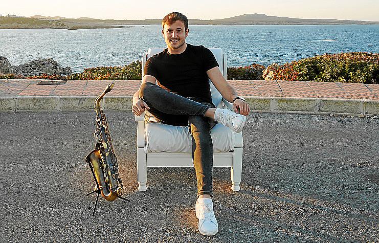 Marc Bosch prepara el saxo i les maletes