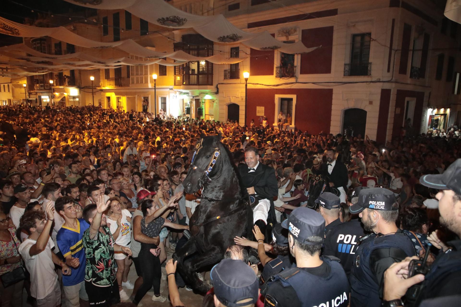 Fotogalería: Imatges del capvespre de Gràcia 2022: volem vi, samba, corregudes i darrer toc
