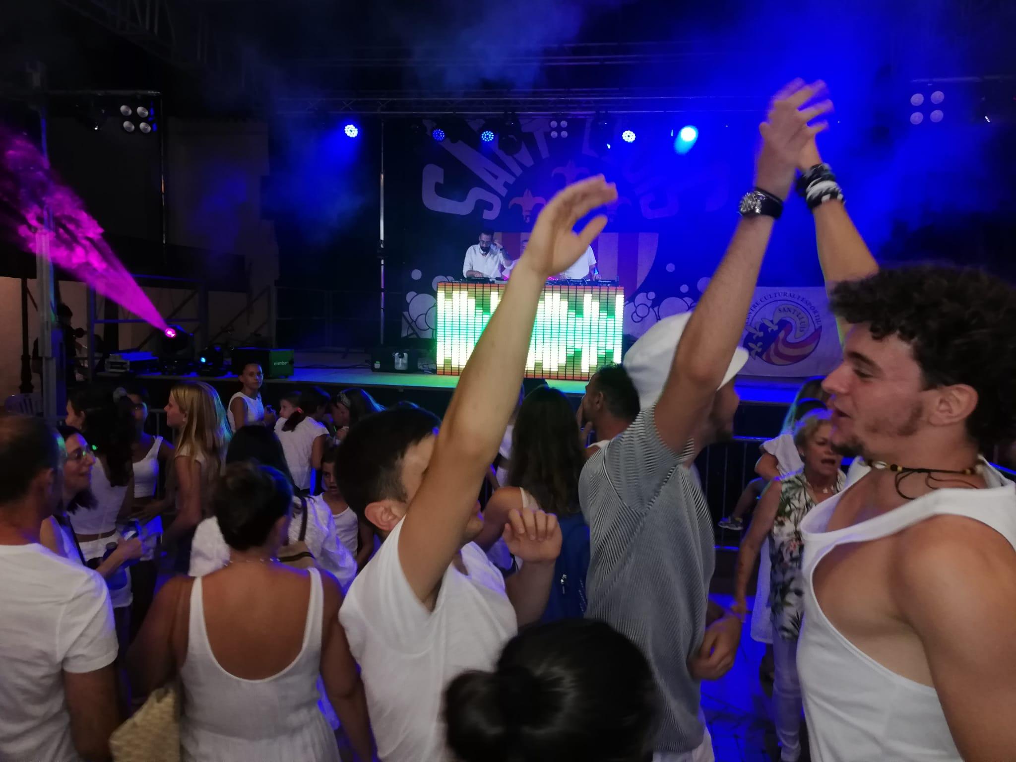 Fotogalería: Éxito de la White Party en Sant Lluís