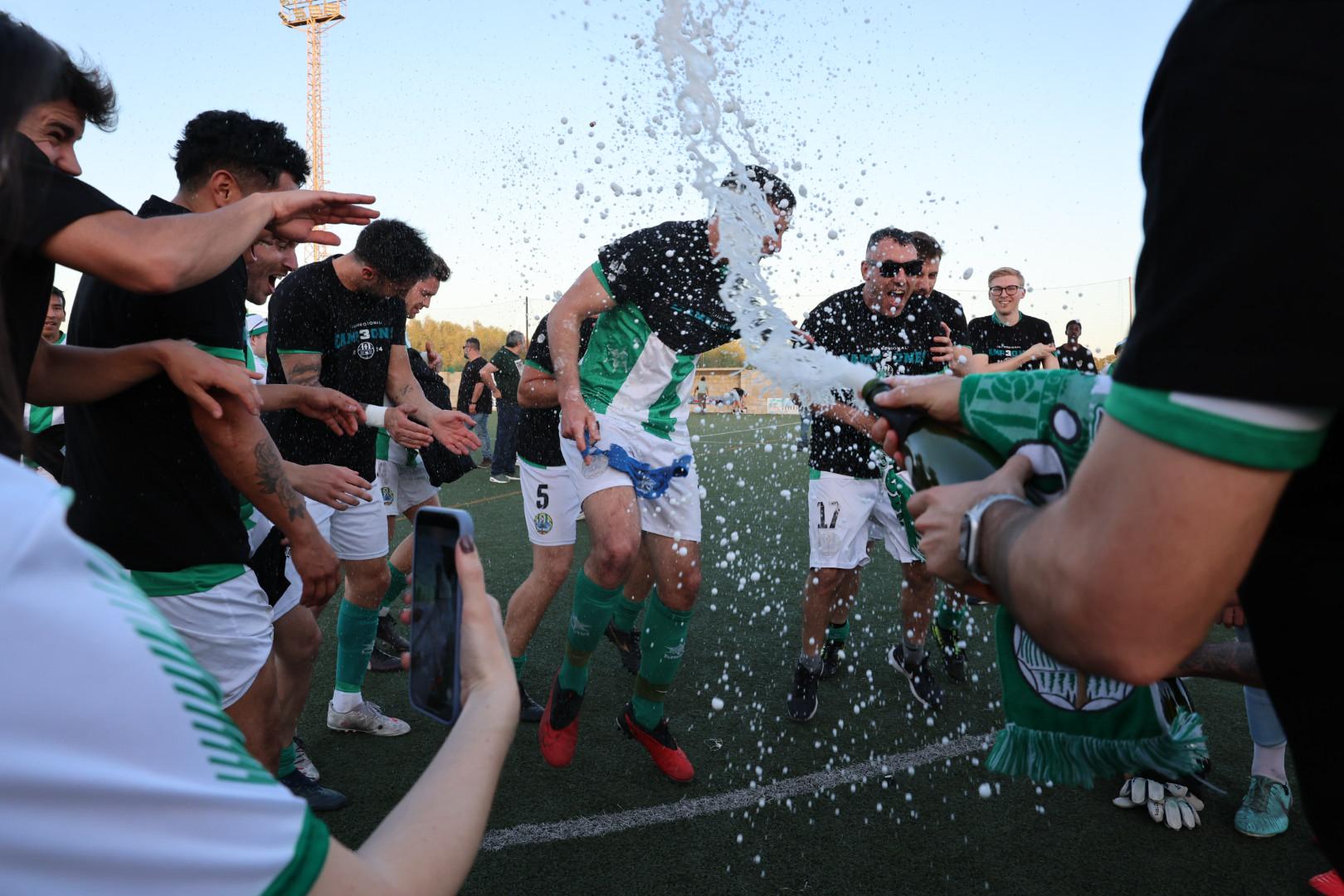 Fotogalería: FOTOS | El Migjorn celebra su victoria como campeón de ...