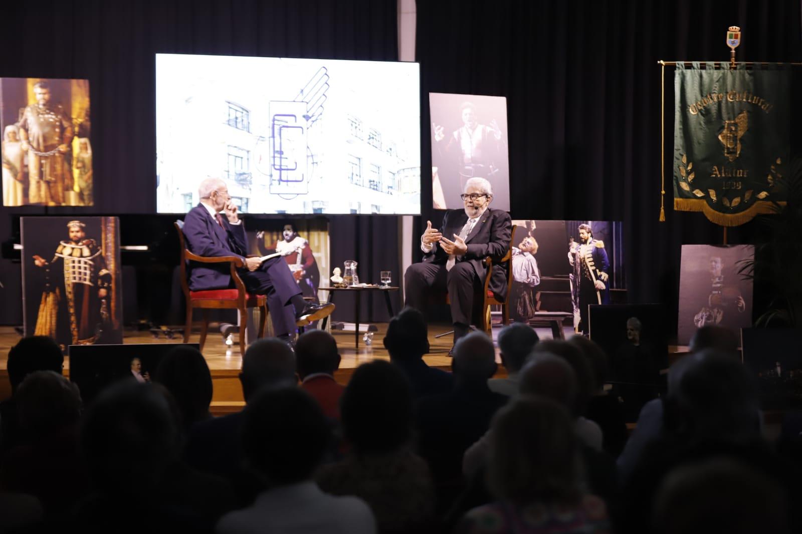 Joan Pons repassa una vida plena d'èxits operístics