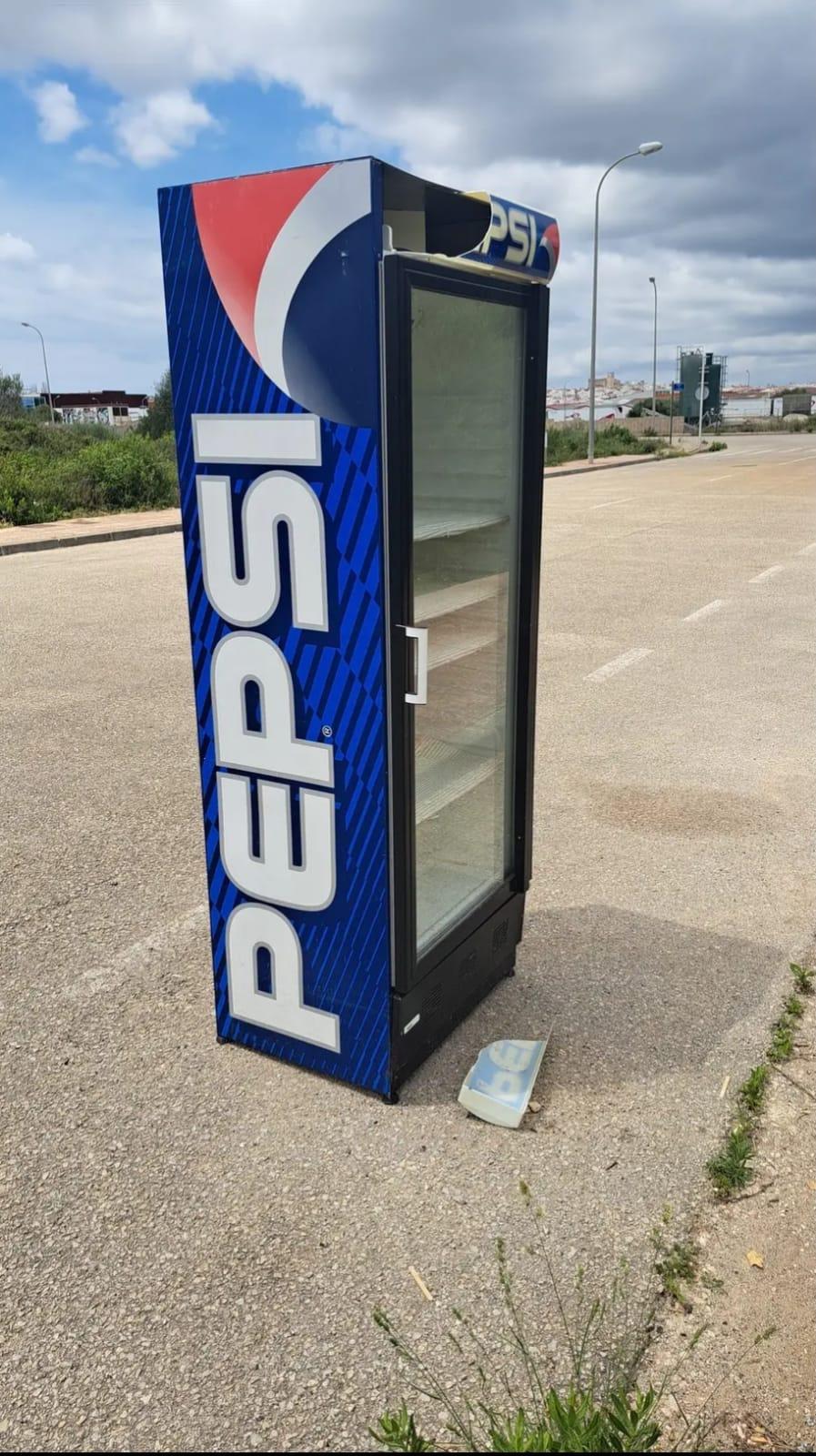 Que esta nevera de Pepsi lleve varios días en la calle Llumena...