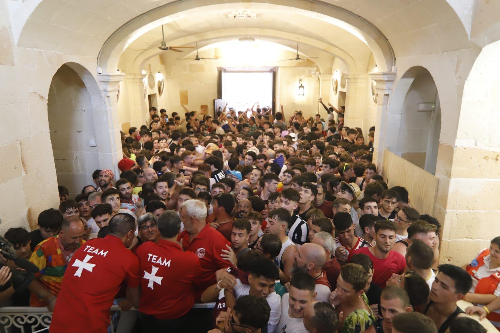 Fotogalería: Sant Joan 2024: el primer toc de fabiol en imatges