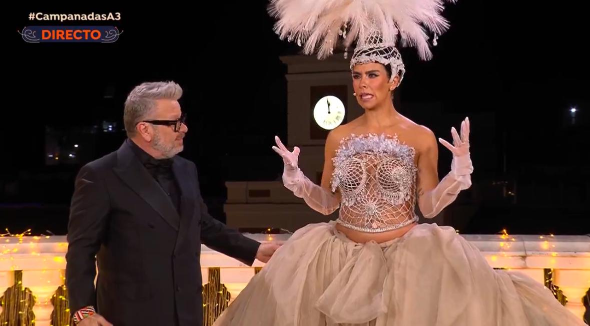 Pedroche da la bienvenida al 2025 envuelta en un vestido de su propia ...