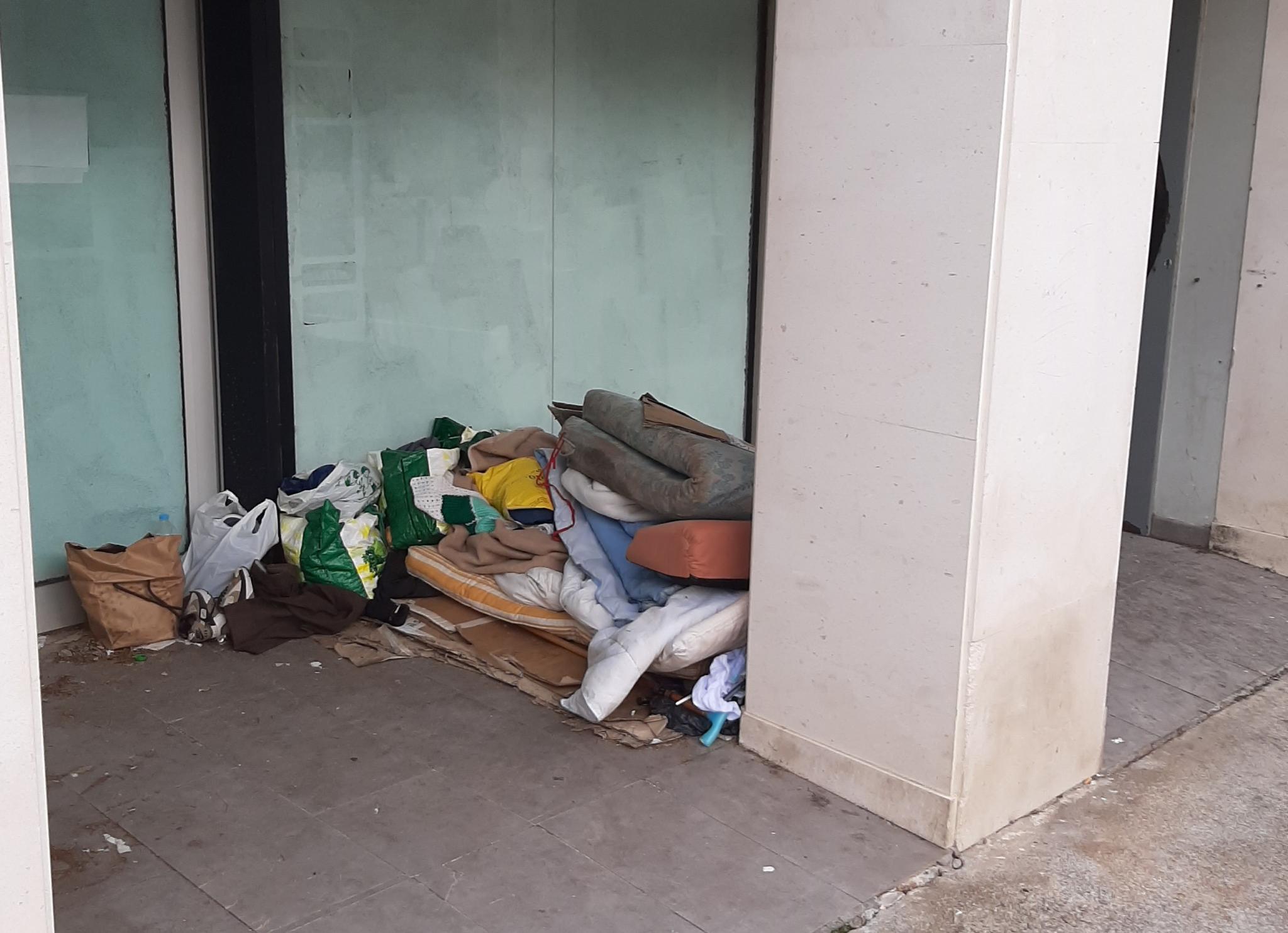 Amenaza con una barra de hierro y una navaja a dos sintecho de Maó por ...