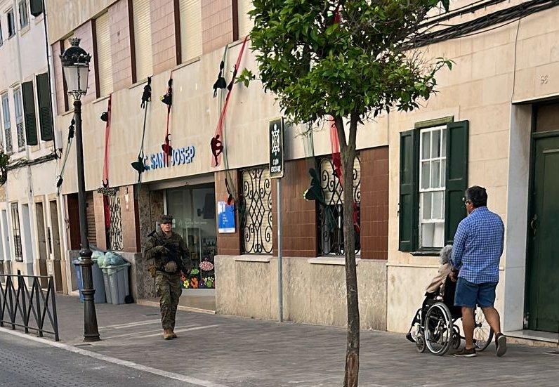 Que militares del Ejército de Tierra, perfectamente armados y equipados...