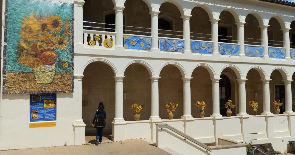 Van Gogh deja su huella artística en el edificio Calàbria de Maó