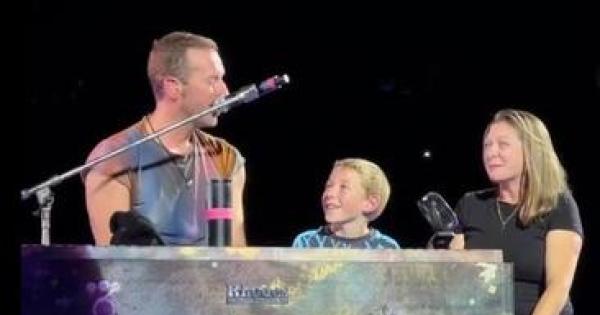 El cantante de Coldplay, Chris Martin, sube al escenario a un niño por ...
