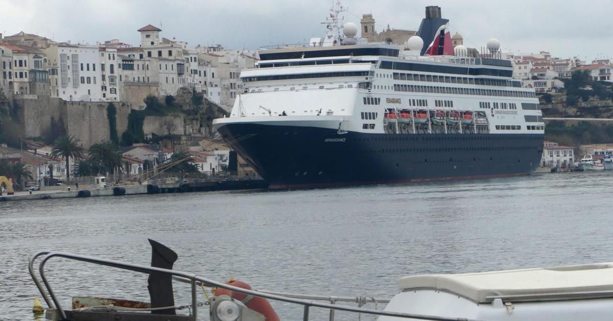 El 'MS Renaissance' despide un gran año para los cruceros en Maó