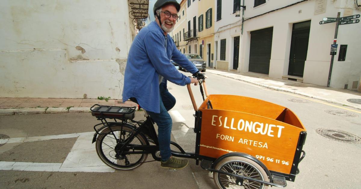 Que Antoni Ferrer, un conocido 'forner' artesano de Maó, reparta...