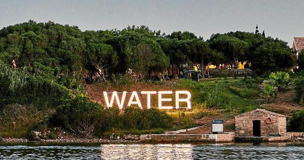 Que este letrero de neón con la palabra «water» que puede verse en la ...