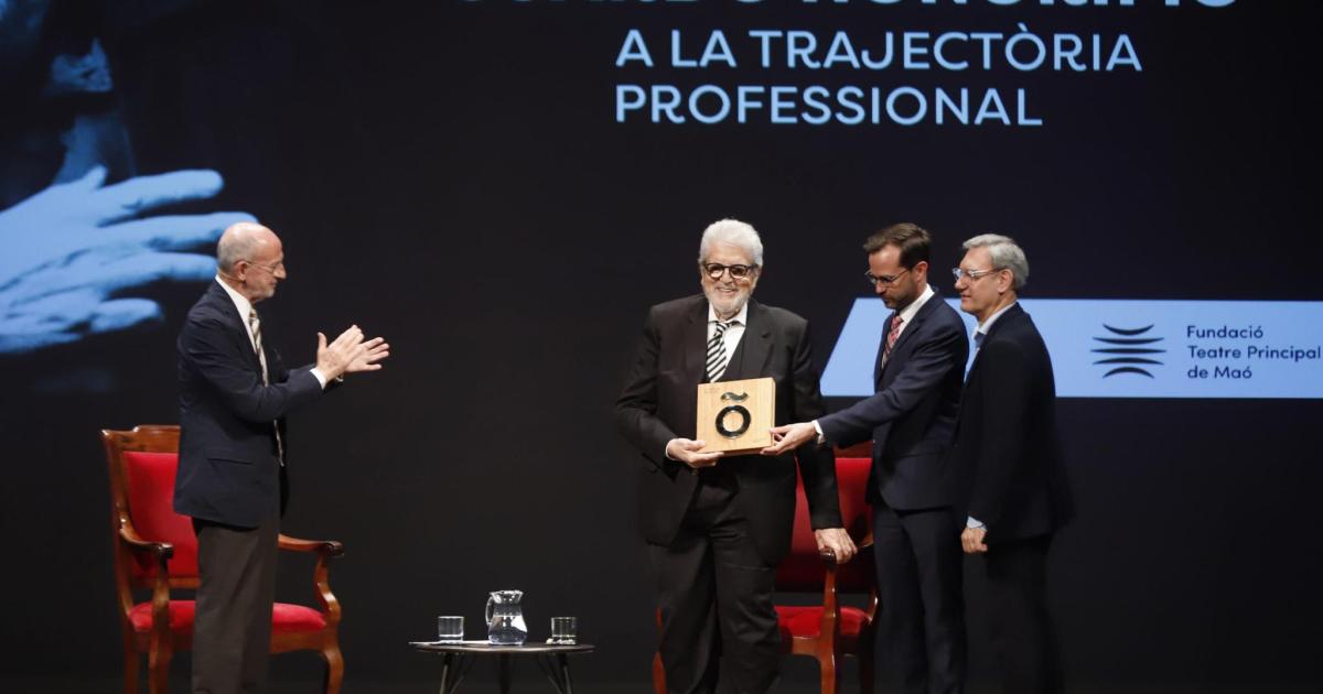 Joan Pons rep al Principal de Maó el tribut a una carrera brillant