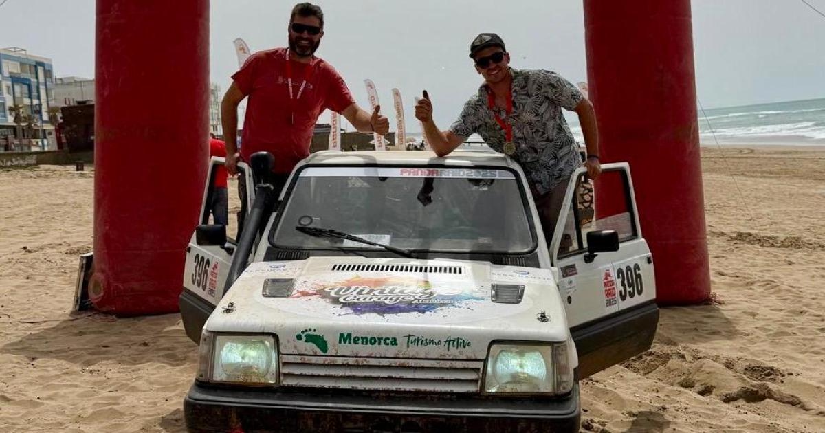 Dos menorquines recorren el rally de Marruecos con un Seat Panda