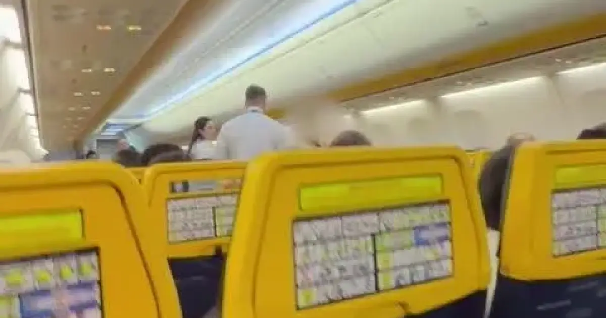 Un hombre borracho la lía en un vuelo a punto de despegar de Madrid a Ibiza