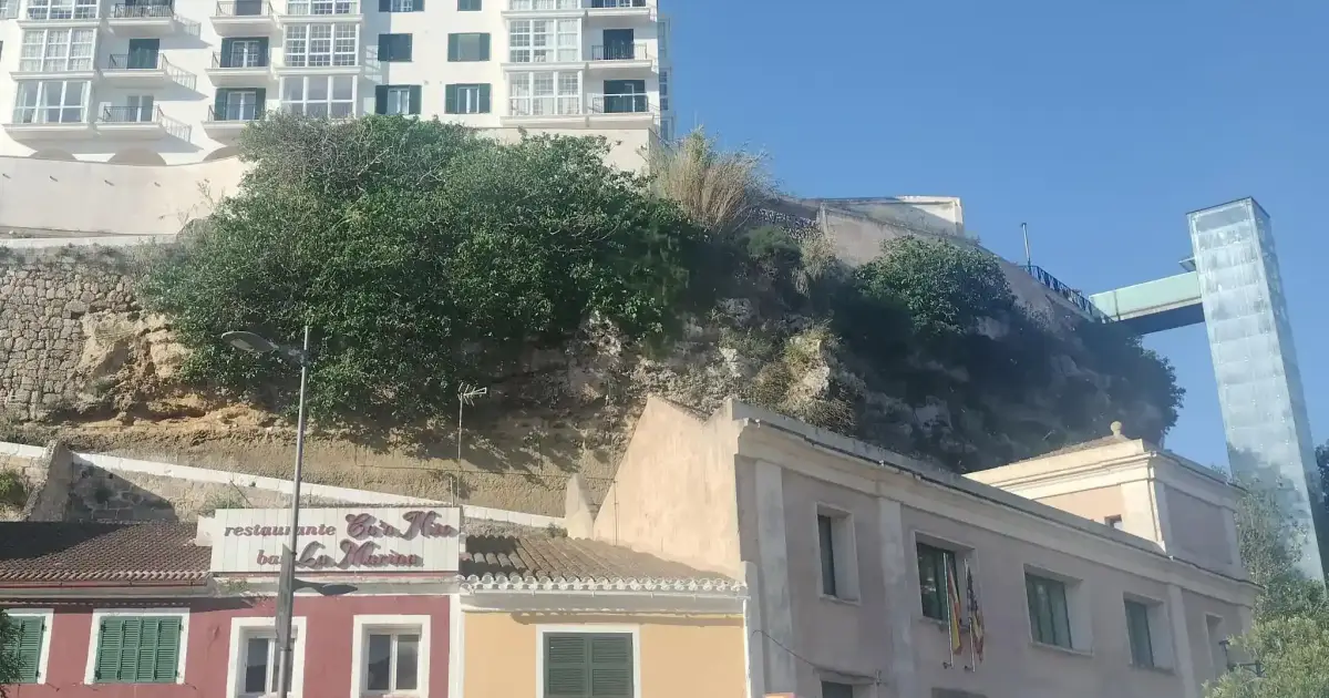 El acantilado de Mahón sigue sin tratamiento urgente