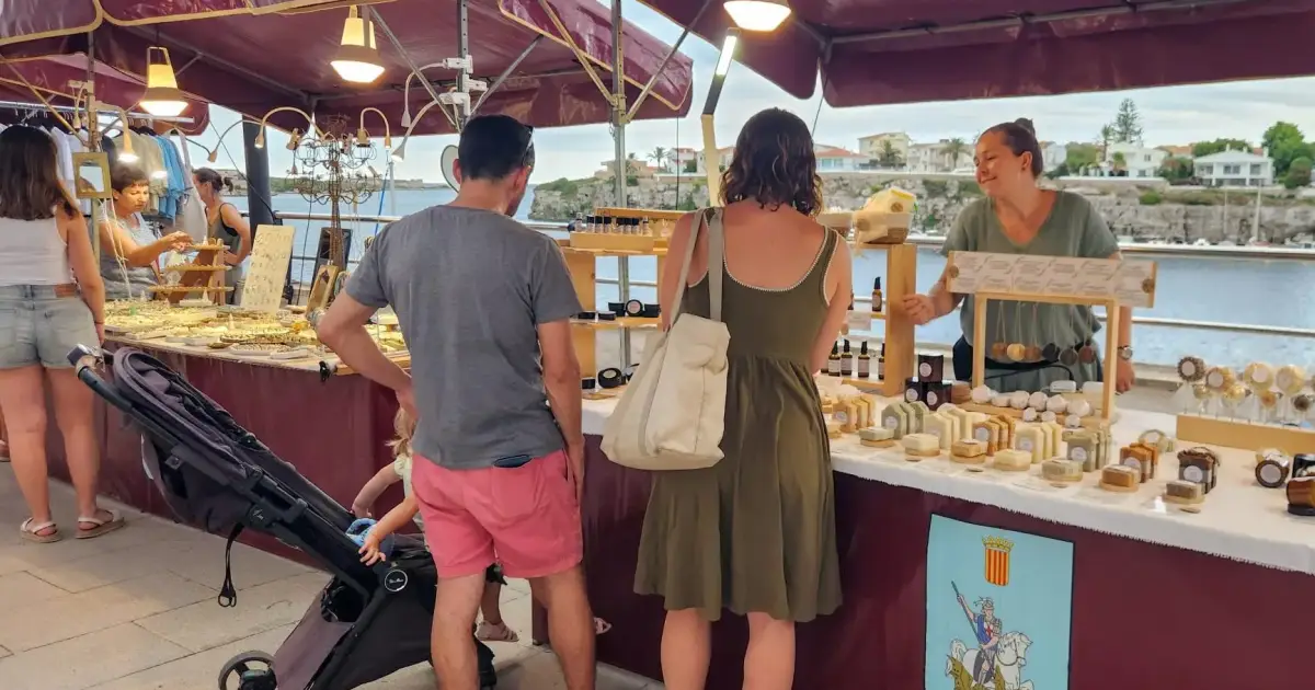 Es Castell ja té el seu Mercat de Nit de tots els dilluns d'estiu